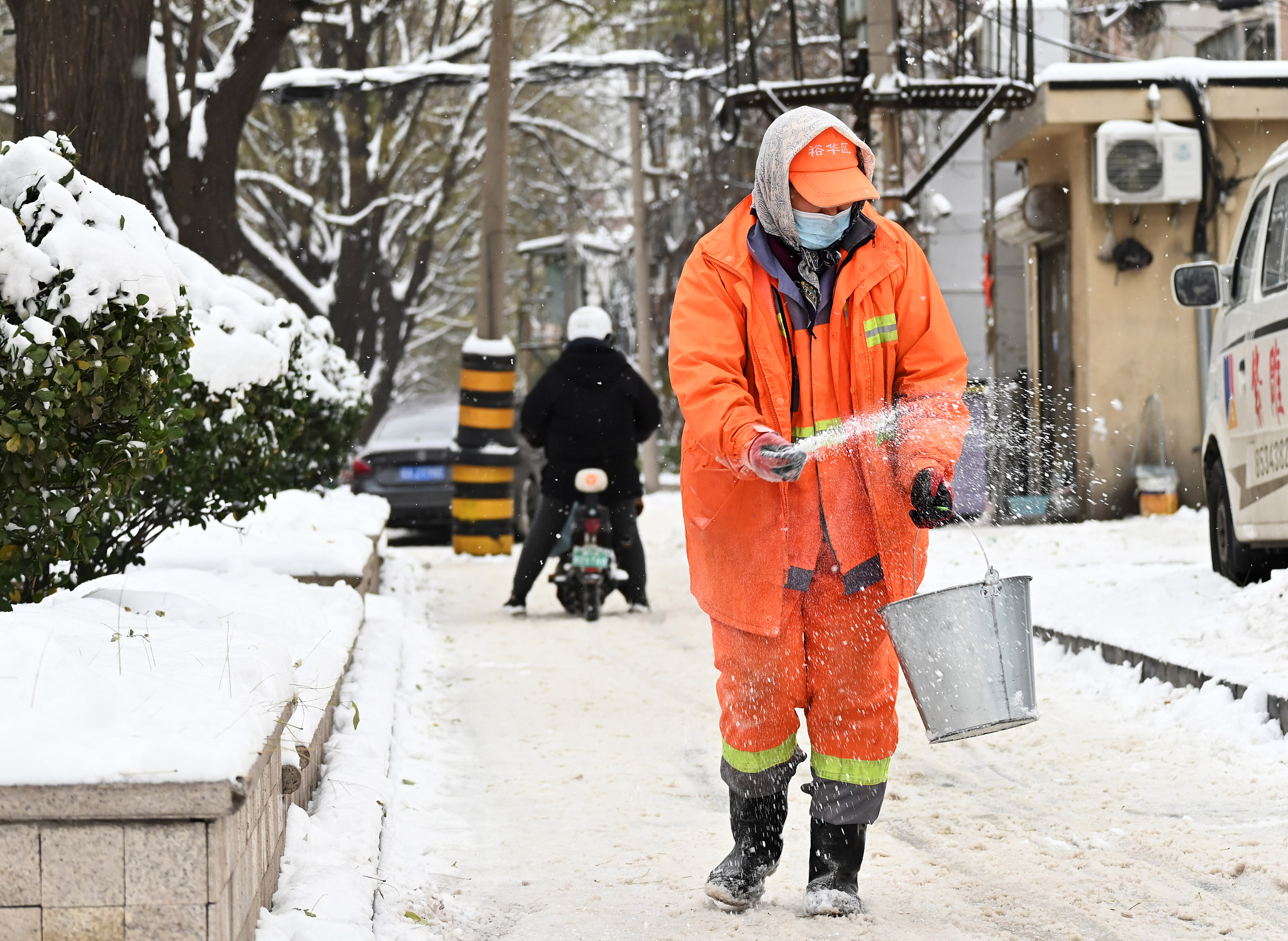 Eco-friendly Snow Melting Agent Improves Winter Road Traffic