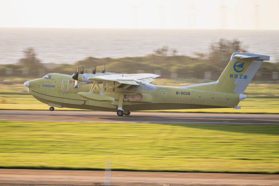 AG600“鲲龙”飞机批产第三架机总装下线并完成生产试飞